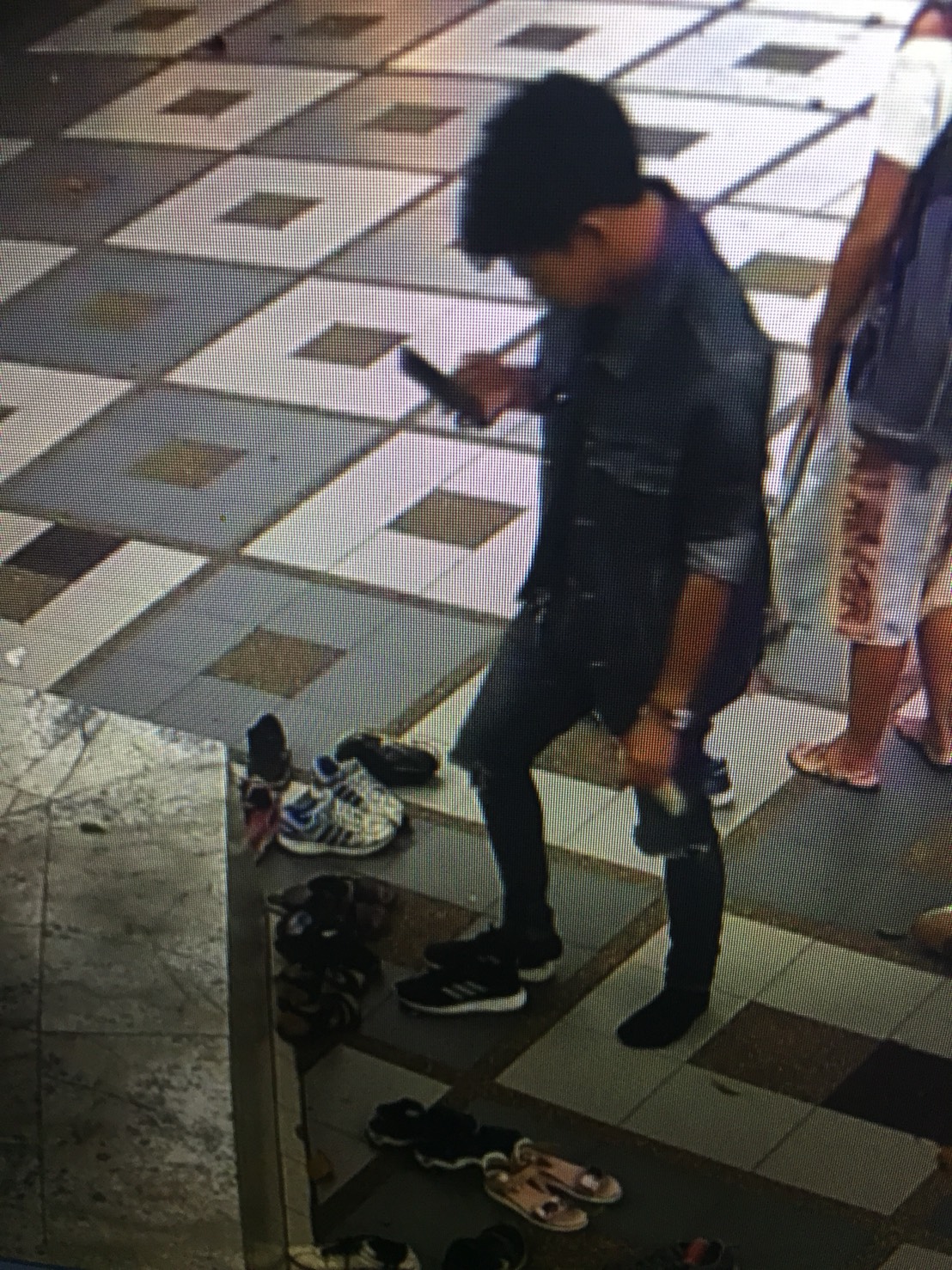 Sneaky Sneaker Snatcher Caught on CCTV - Chiang Mai Citylife CityNews