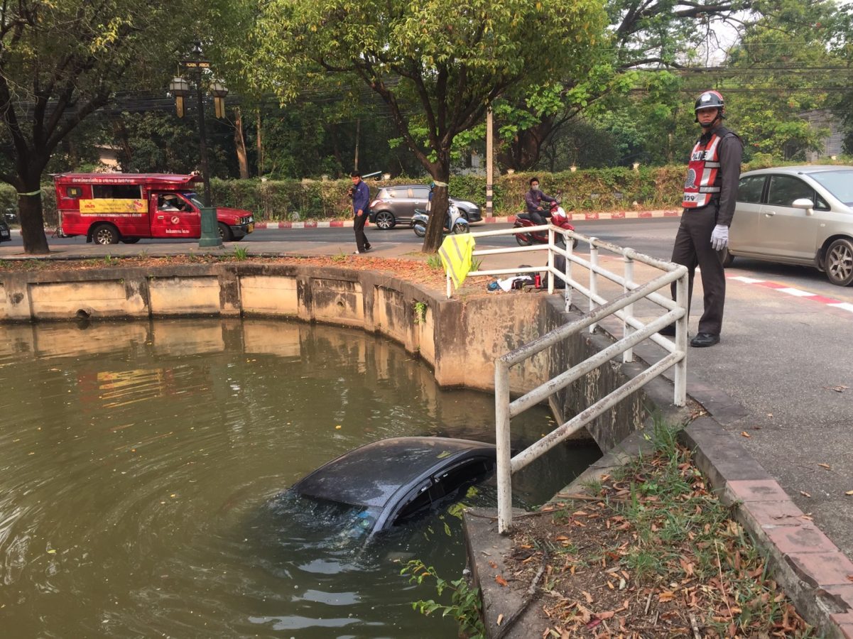 Woman Accidentally Drives into the Moat - Chiang Mai Citylife CityNews