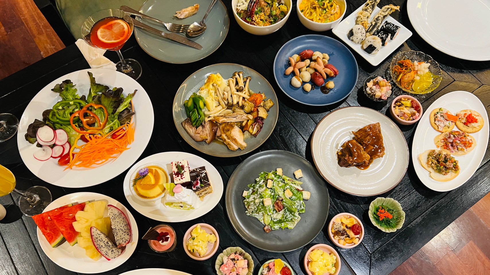 New International Buffet Dinner at Siripanna Villa Resort - Chiang Mai ...